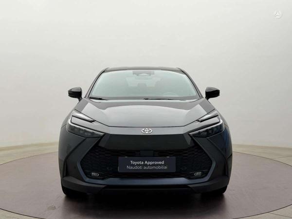 Серый Тойота C-HR 2024 в Паневежис, объемом двигателя 1.80 л и пробегом 32 тыс. км за 30990 €, фото 2 на AUTOMOTO.COM.LV