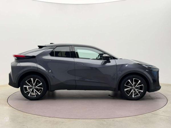 Серый Тойота C-HR 2024 в Паневежис, объемом двигателя 1.80 л и пробегом 32 тыс. км за 30990 €, фото 4 на AUTOMOTO.COM.LV