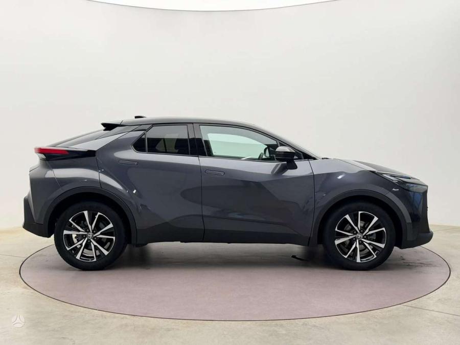 Grey Toyota C-HR 2024 in Panevezys, with an engine capacity of 1.80 L and mileage of 32 thousand km for 30990 €, photo 5 on AUTOMOTO.COM.LV