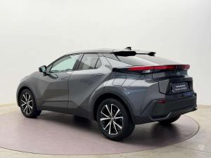 Grey Toyota C-HR 2024 in Panevezys, with an engine capacity of 1.80 L and mileage of 32 thousand km for 30990 €, photo 7 on AUTOMOTO.COM.LV