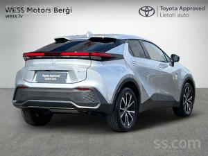 Pelēks Toyota C-HR 2024 Rīga, ar dzinēja tilpumu 1.80 L un nobraukumu 30 tūkst. km par 27990 €, foto 3 vietnē AUTOMOTO.COM.LV