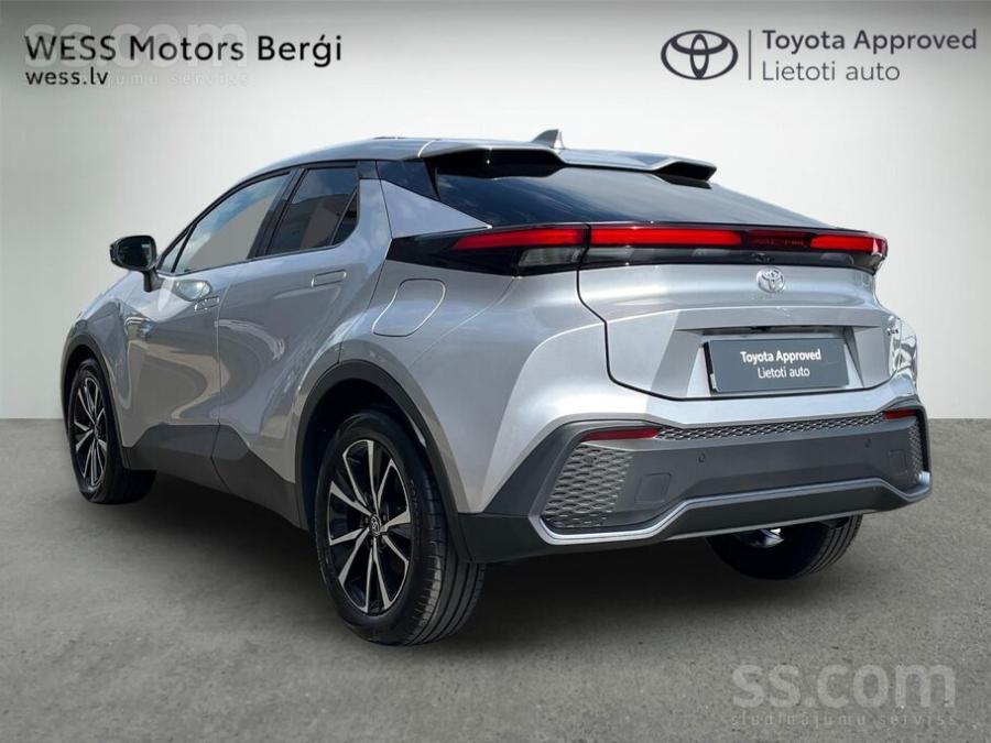 Pelēks Toyota C-HR 2024 Rīga, ar dzinēja tilpumu 1.80 L un nobraukumu 30 tūkst. km par 27990 €, foto 24 vietnē AUTOMOTO.COM.LV