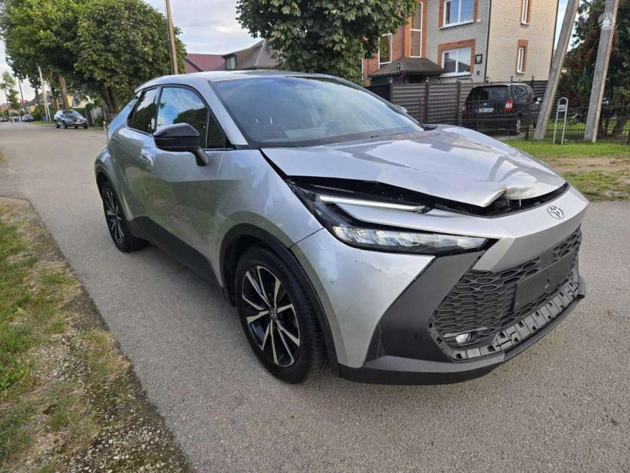Серый Тойота C-HR 2024 в Шяуляй, объемом двигателя 1.80 л и пробегом 30 тыс. км за 16990 €, фото 1 на AUTOMOTO.COM.LV