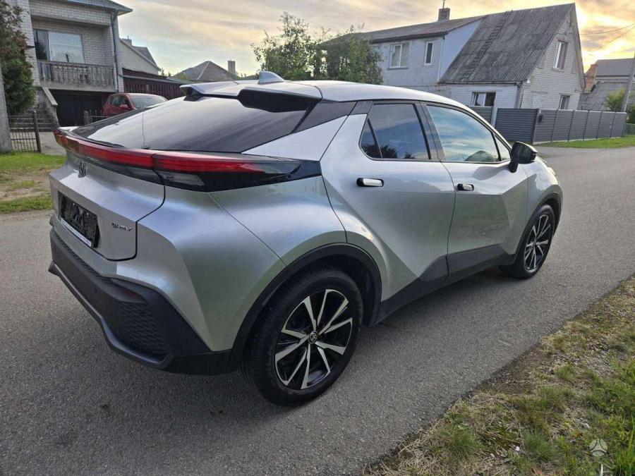 Серый Тойота C-HR 2024 в Шяуляй, объемом двигателя 1.80 л и пробегом 30 тыс. км за 16990 €, фото 3 на AUTOMOTO.COM.LV