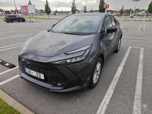 Pelēks Toyota C-HR 2024 Rīga, ar dzinēja tilpumu 1.80 L un nobraukumu 26 tūkst. km par 25200 €, foto  vietnē AUTOMOTO.COM.LV