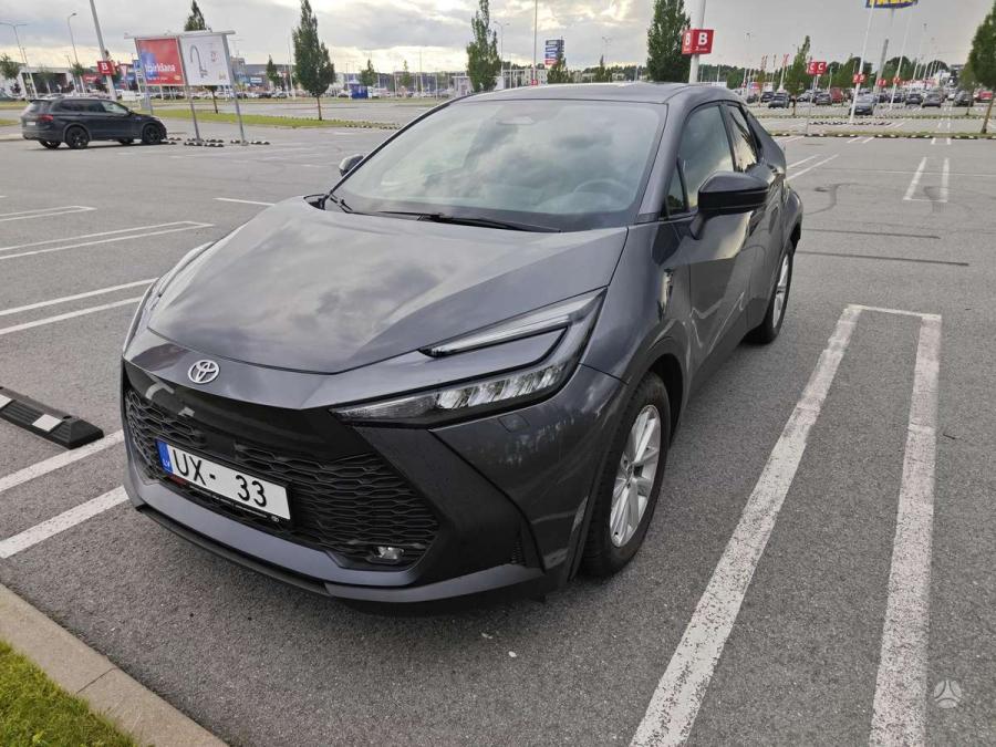 Pelēks Toyota C-HR 2024 Rīga, ar dzinēja tilpumu 1.80 L un nobraukumu 26 tūkst. km par 25200 €, foto 1 vietnē AUTOMOTO.COM.LV