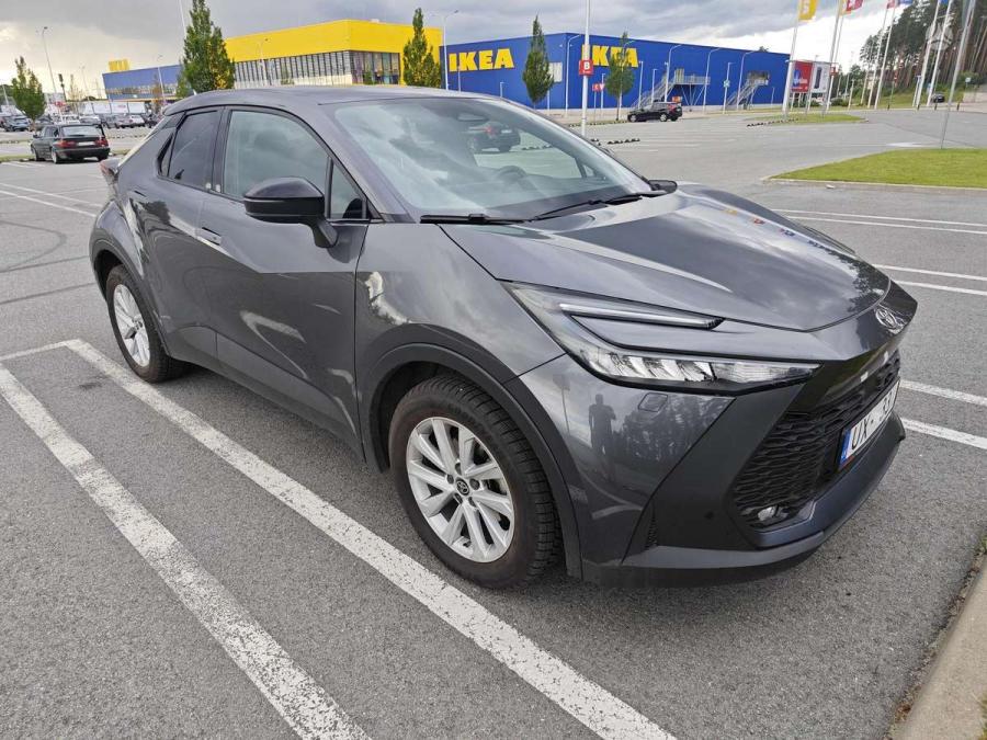 Pelēks Toyota C-HR 2024 Rīga, ar dzinēja tilpumu 1.80 L un nobraukumu 26 tūkst. km par 25200 €, foto 3 vietnē AUTOMOTO.COM.LV