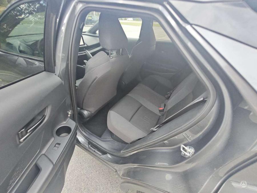 Pelēks Toyota C-HR 2024 Rīga, ar dzinēja tilpumu 1.80 L un nobraukumu 26 tūkst. km par 25200 €, foto 5 vietnē AUTOMOTO.COM.LV