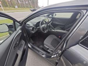 Pelēks Toyota C-HR 2024 Rīga, ar dzinēja tilpumu 1.80 L un nobraukumu 26 tūkst. km par 25200 €, foto 6 vietnē AUTOMOTO.COM.LV