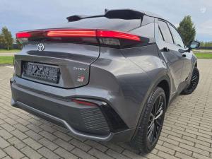 Pelēks Toyota C-HR 2024 Panevēža, ar dzinēja tilpumu 1.99 L un nobraukumu 9 tūkst. km par 31900 €, foto 3 vietnē AUTOMOTO.COM.LV
