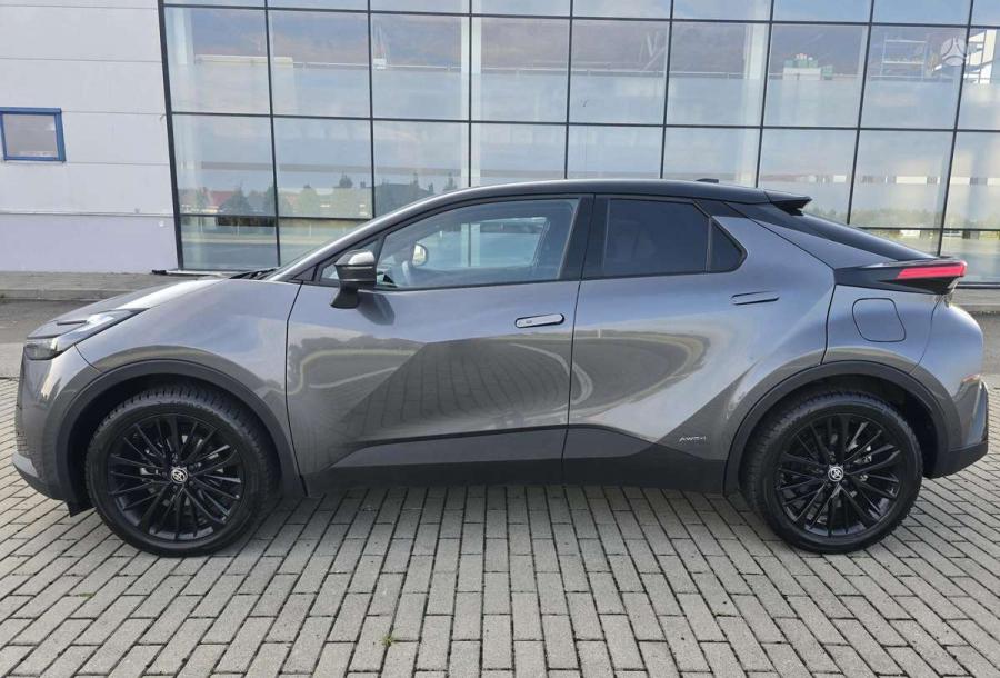 Pelēks Toyota C-HR 2024 Panevēža, ar dzinēja tilpumu 1.99 L un nobraukumu 9 tūkst. km par 31900 €, foto 4 vietnē AUTOMOTO.COM.LV