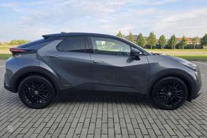 Pelēks Toyota C-HR 2024 Panevēža, ar dzinēja tilpumu 1.99 L un nobraukumu 9 tūkst. km par 31900 €, foto 8 vietnē AUTOMOTO.COM.LV