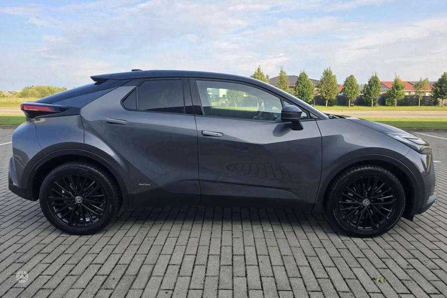 Pelēks Toyota C-HR 2024 Panevēža, ar dzinēja tilpumu 1.99 L un nobraukumu 9 tūkst. km par 31900 €, foto 8 vietnē AUTOMOTO.COM.LV