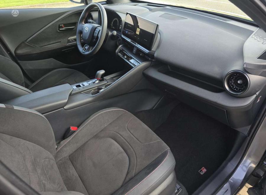 Pelēks Toyota C-HR 2024 Panevēža, ar dzinēja tilpumu 1.99 L un nobraukumu 9 tūkst. km par 31900 €, foto 13 vietnē AUTOMOTO.COM.LV