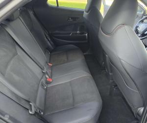 Pelēks Toyota C-HR 2024 Panevēža, ar dzinēja tilpumu 1.99 L un nobraukumu 9 tūkst. km par 31900 €, foto 16 vietnē AUTOMOTO.COM.LV
