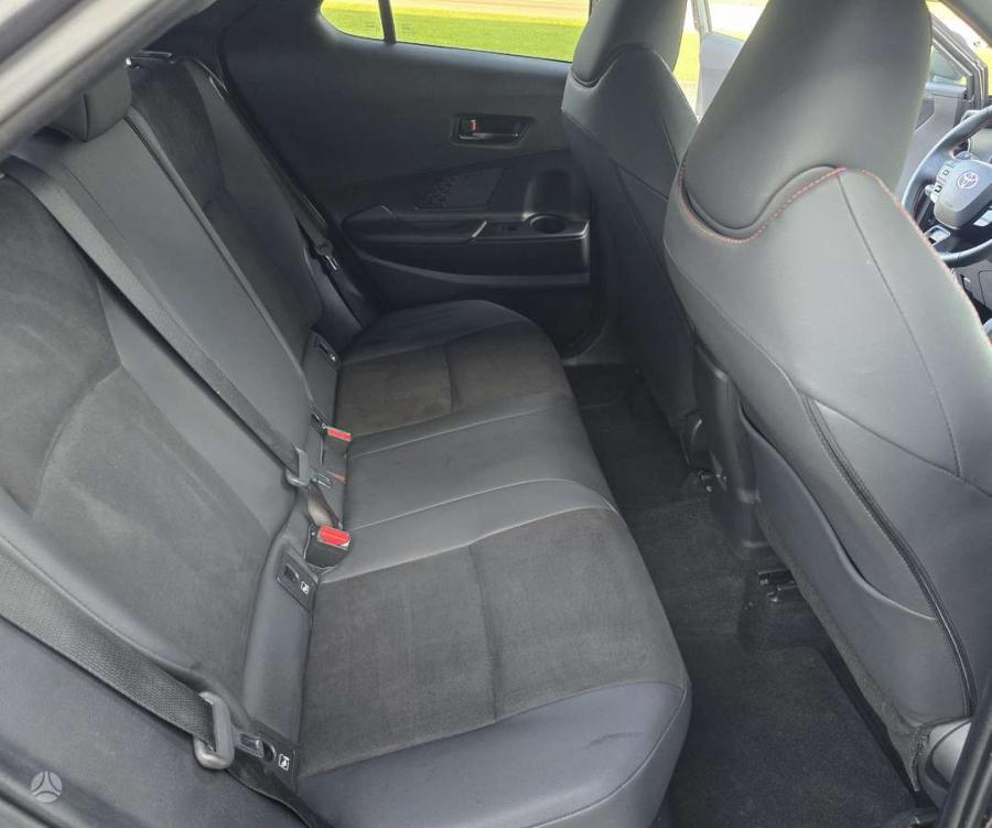 Pelēks Toyota C-HR 2024 Panevēža, ar dzinēja tilpumu 1.99 L un nobraukumu 9 tūkst. km par 31900 €, foto 16 vietnē AUTOMOTO.COM.LV