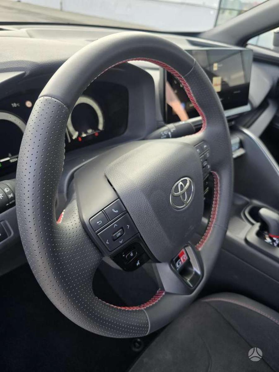Pelēks Toyota C-HR 2024 Panevēža, ar dzinēja tilpumu 1.99 L un nobraukumu 9 tūkst. km par 31900 €, foto 23 vietnē AUTOMOTO.COM.LV