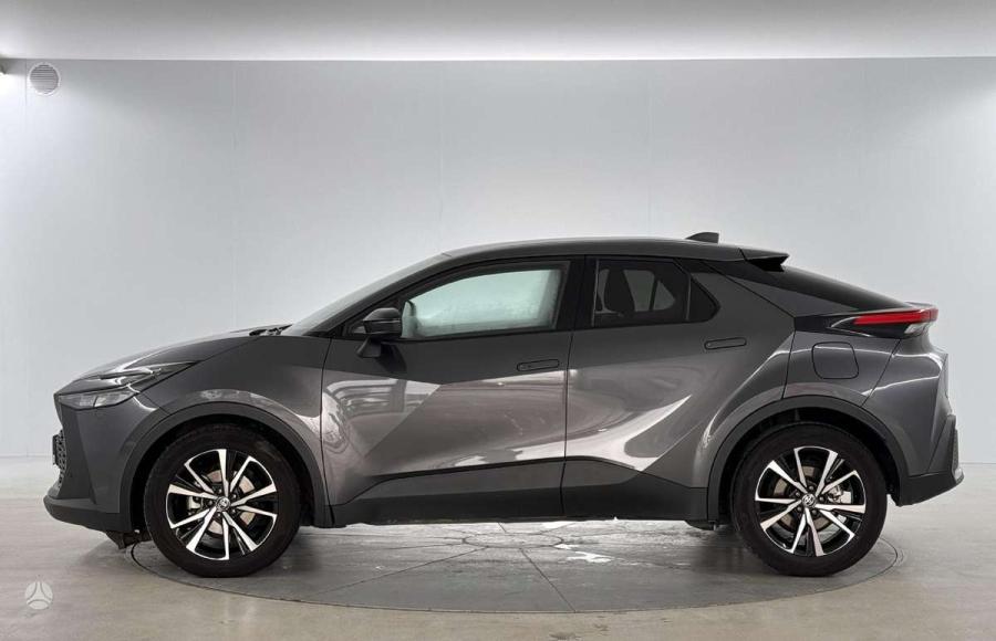 Pelēks Toyota C-HR 2025 Viļņa, ar dzinēja tilpumu 1.80 L un nobraukumu 20 tūkst. km par 28900 €, foto 2 vietnē AUTOMOTO.COM.LV