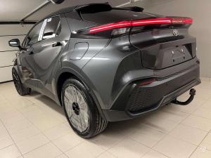 Pelēks Toyota C-HR 2025 Kauņa, ar dzinēja tilpumu 1.99 L un nobraukumu 6 tūkst. km par 27500 €, foto  vietnē AUTOMOTO.COM.LV