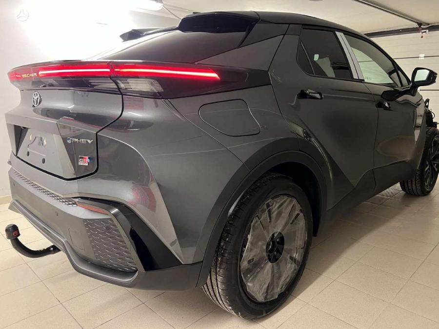 Grey Toyota C-HR 2025 in Kaunas, with an engine capacity of 1.99 L and mileage of 6 thousand km for 27500 €, photo 2 on AUTOMOTO.COM.LV