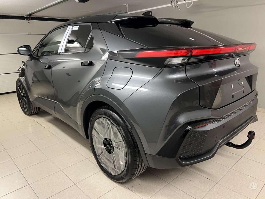 Grey Toyota C-HR 2025 in Kaunas, with an engine capacity of 1.99 L and mileage of 6 thousand km for 27500 €, photo 3 on AUTOMOTO.COM.LV