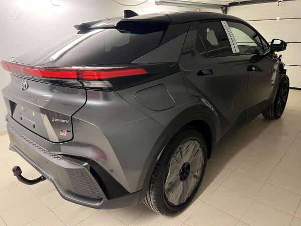 Grey Toyota C-HR 2025 in Kaunas, with an engine capacity of 1.99 L and mileage of 6 thousand km for 27500 €, photo 4 on AUTOMOTO.COM.LV