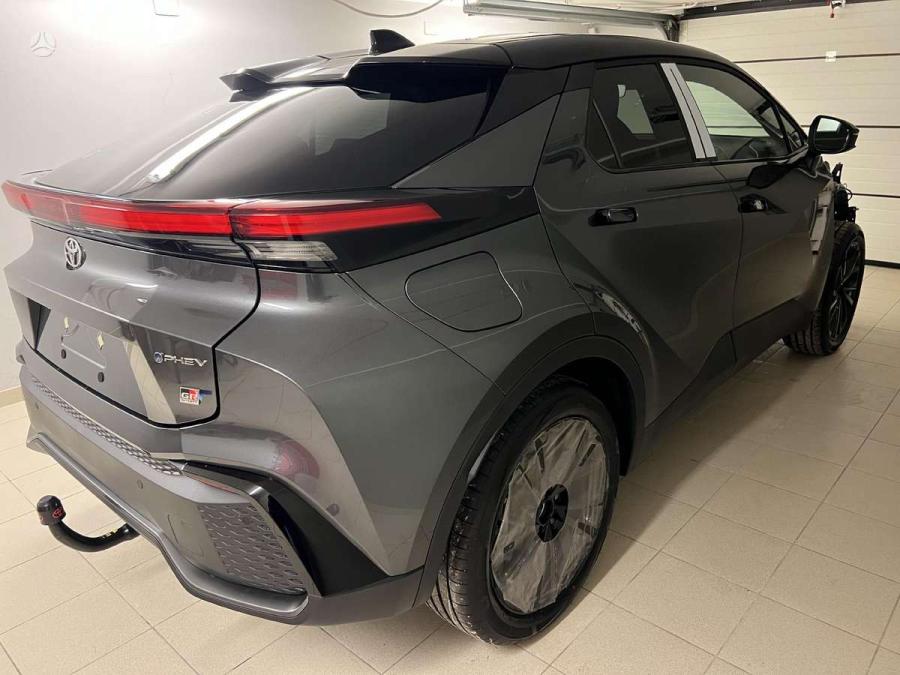Grey Toyota C-HR 2025 in Kaunas, with an engine capacity of 1.99 L and mileage of 6 thousand km for 27500 €, photo 4 on AUTOMOTO.COM.LV