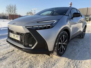 Grey Toyota C-HR 2025 in Kaunas, with an engine capacity of 1.99 L and mileage of 12 thousand km for 30900 €, photo  on AUTOMOTO.COM.LV