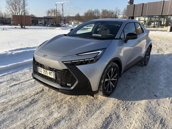 Pelēks Toyota C-HR 2025 Kauņa, ar dzinēja tilpumu 1.99 L un nobraukumu 12 tūkst. km par 30900 €, foto 2 vietnē AUTOMOTO.COM.LV