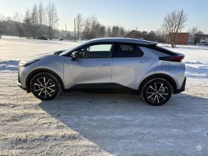 Grey Toyota C-HR 2025 in Kaunas, with an engine capacity of 1.99 L and mileage of 12 thousand km for 30900 €, photo 3 on AUTOMOTO.COM.LV