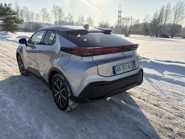 Pelēks Toyota C-HR 2025 Kauņa, ar dzinēja tilpumu 1.99 L un nobraukumu 12 tūkst. km par 30900 €, foto 4 vietnē AUTOMOTO.COM.LV