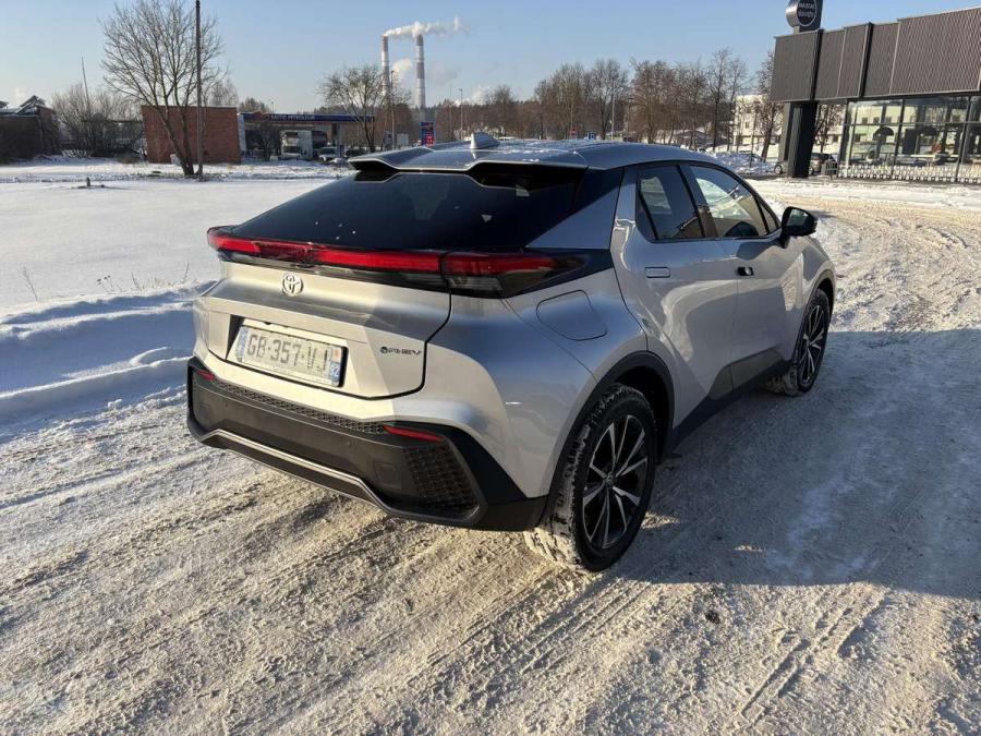 Grey Toyota C-HR 2025 in Kaunas, with an engine capacity of 1.99 L and mileage of 12 thousand km for 30900 €, photo 6 on AUTOMOTO.COM.LV