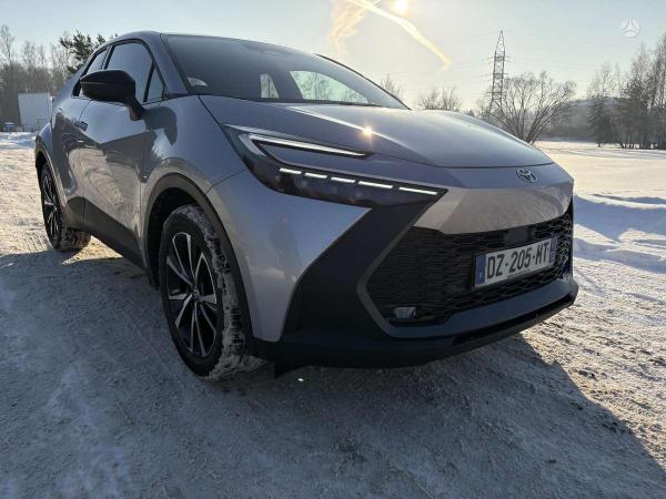 Pelēks Toyota C-HR 2025 Kauņa, ar dzinēja tilpumu 1.99 L un nobraukumu 12 tūkst. km par 30900 €, foto 8 vietnē AUTOMOTO.COM.LV