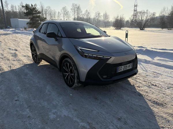 Pelēks Toyota C-HR 2025 Kauņa, ar dzinēja tilpumu 1.99 L un nobraukumu 12 tūkst. km par 30900 €, foto 9 vietnē AUTOMOTO.COM.LV