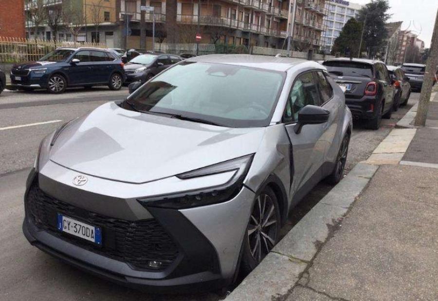 Pelēks Toyota C-HR 2025 Kauņa, ar dzinēja tilpumu 1.80 L un nobraukumu 16 tūkst. km par 15128 €, foto 1 vietnē AUTOMOTO.COM.LV