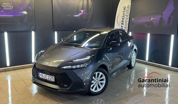 Pelēks Toyota C-HR 2025 Avižieniai, ar dzinēja tilpumu 1.80 L un nobraukumu 27 tūkst. km par 25950 €, foto 1 vietnē AUTOMOTO.COM.LV