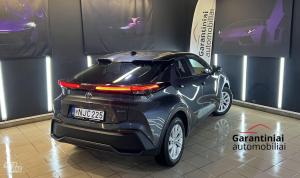 Pelēks Toyota C-HR 2025 Avižieniai, ar dzinēja tilpumu 1.80 L un nobraukumu 27 tūkst. km par 25950 €, foto 2 vietnē AUTOMOTO.COM.LV