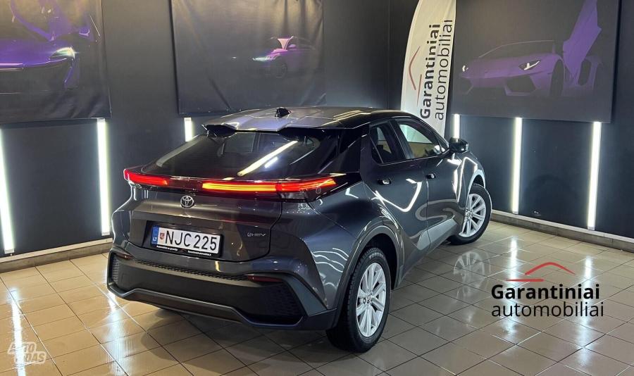 Pelēks Toyota C-HR 2025 Avižieniai, ar dzinēja tilpumu 1.80 L un nobraukumu 27 tūkst. km par 25950 €, foto 2 vietnē AUTOMOTO.COM.LV