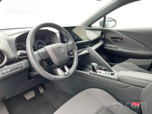 Pelēks Toyota C-HR 2025 Rīga, ar dzinēja tilpumu 1.80 L un nobraukumu 24 tūkst. km par 28490 €, foto 12 vietnē AUTOMOTO.COM.LV