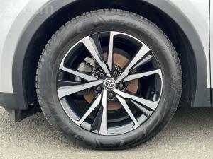 Pelēks Toyota C-HR 2025 Rīga, ar dzinēja tilpumu 1.80 L un nobraukumu 24 tūkst. km par 28490 €, foto 24 vietnē AUTOMOTO.COM.LV