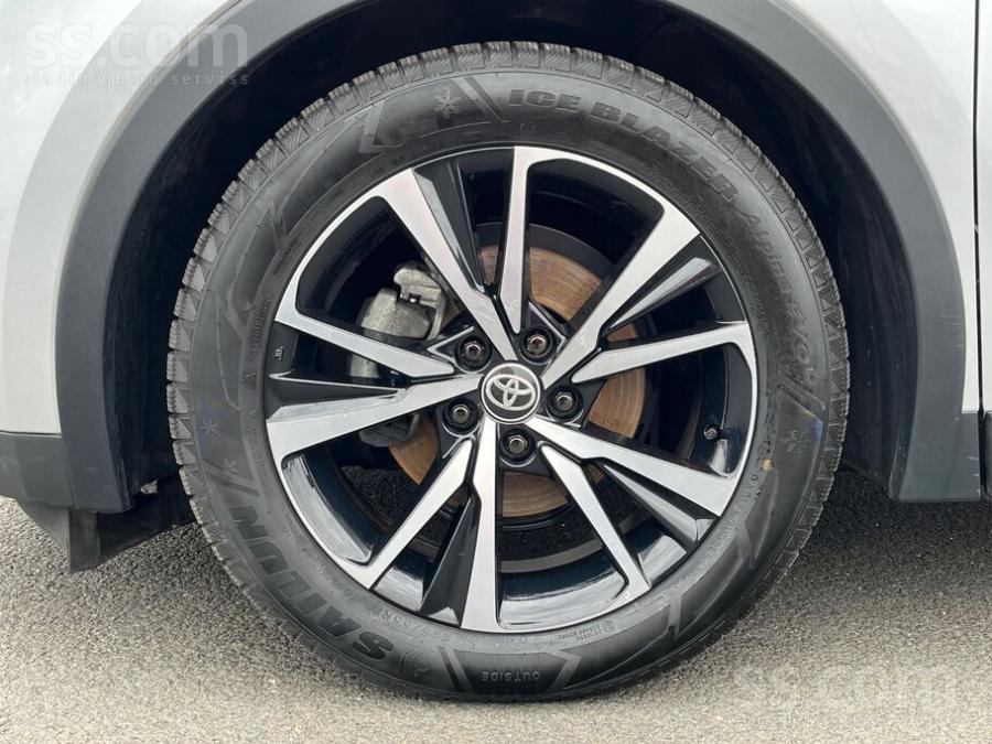 Pelēks Toyota C-HR 2025 Rīga, ar dzinēja tilpumu 1.80 L un nobraukumu 24 tūkst. km par 28490 €, foto 24 vietnē AUTOMOTO.COM.LV