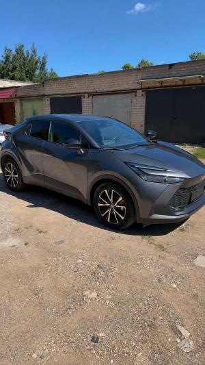 Pelēks Toyota C-HR 2025 Jonava, ar dzinēja tilpumu 1.80 L un nobraukumu 26 tūkst. km par 21000 €, foto  vietnē AUTOMOTO.COM.LV