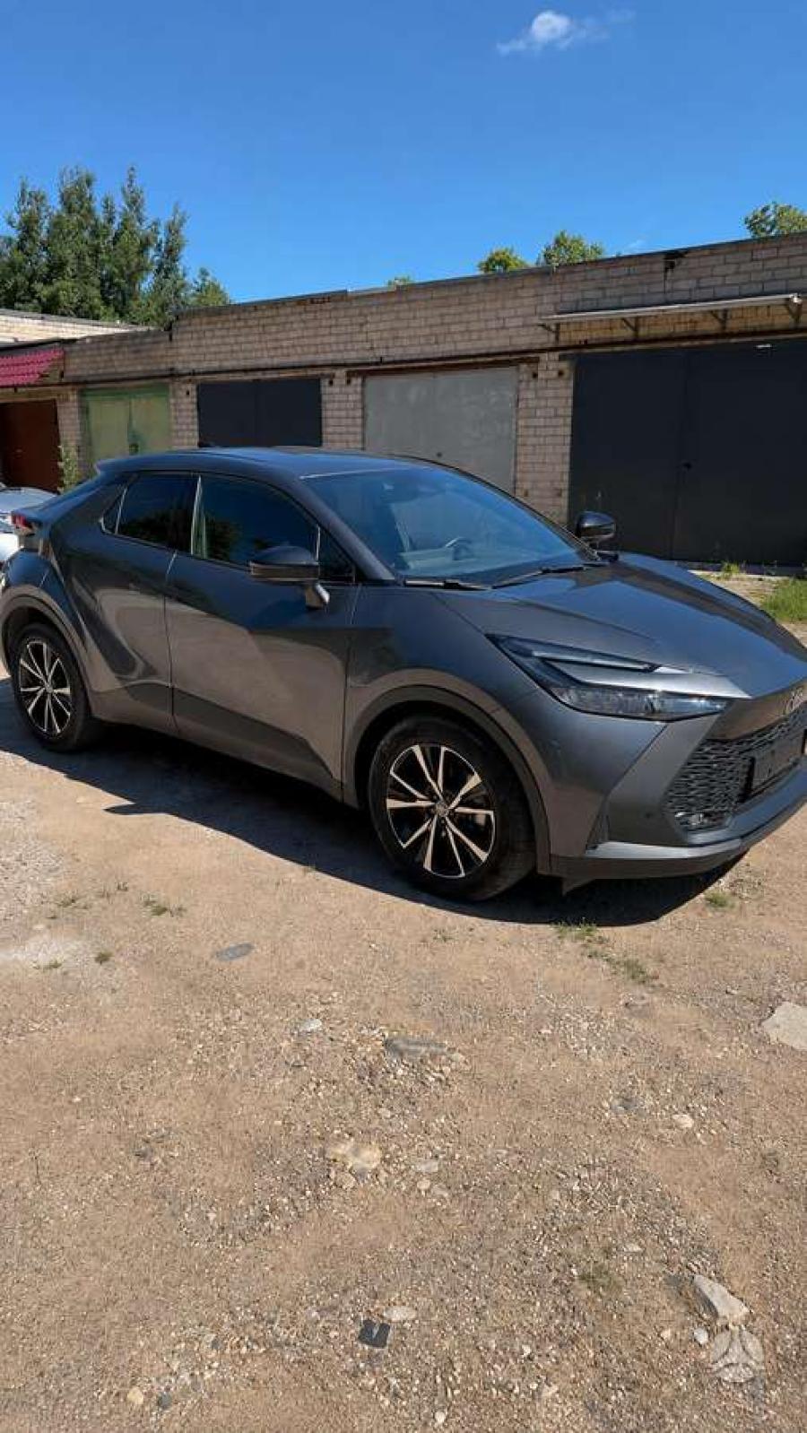 Серый Тойота C-HR 2025 в Ионава, объемом двигателя 1.80 л и пробегом 26 тыс. км за 21000 €, фото 1 на AUTOMOTO.COM.LV