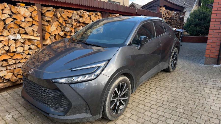 Серый Тойота C-HR 2025 в Ионава, объемом двигателя 1.80 л и пробегом 26 тыс. км за 21000 €, фото 3 на AUTOMOTO.COM.LV