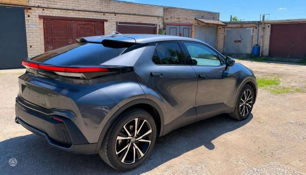Grey Toyota C-HR 2025 in Jonava, with an engine capacity of 1.80 L and mileage of 26 thousand km for 21000 €, photo 3 on AUTOMOTO.COM.LV