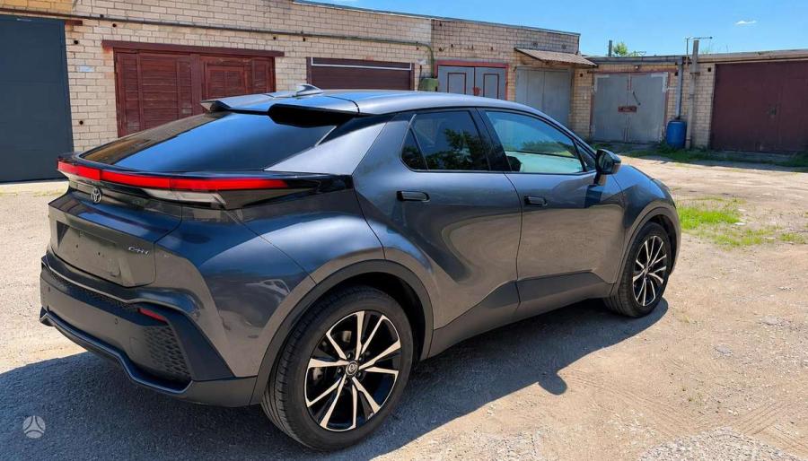 Серый Тойота C-HR 2025 в Ионава, объемом двигателя 1.80 л и пробегом 26 тыс. км за 21000 €, фото 4 на AUTOMOTO.COM.LV