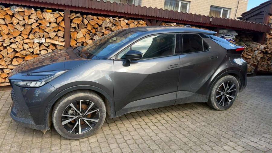 Серый Тойота C-HR 2025 в Ионава, объемом двигателя 1.80 л и пробегом 26 тыс. км за 21000 €, фото 5 на AUTOMOTO.COM.LV