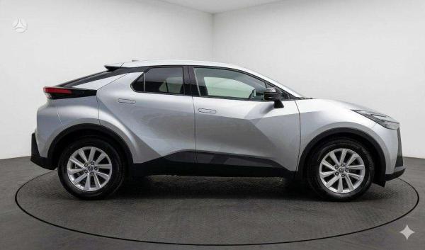 Grey Toyota C-HR 2025 in Vilnius, with an engine capacity of 1.80 L and mileage of 7 thousand km for 26999 €, photo 5 on AUTOMOTO.COM.LV