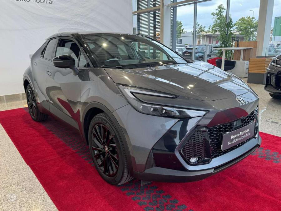 Серый Тойота C-HR 2025 в Шяуляй, объемом двигателя 1.99 л и пробегом 16 тыс. км за 37900 €, фото 3 на AUTOMOTO.COM.LV