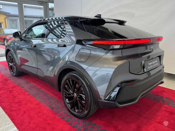 Grey Toyota C-HR 2025 in Siauliai, with an engine capacity of 1.99 L and mileage of 16 thousand km for 37900 €, photo 5 on AUTOMOTO.COM.LV